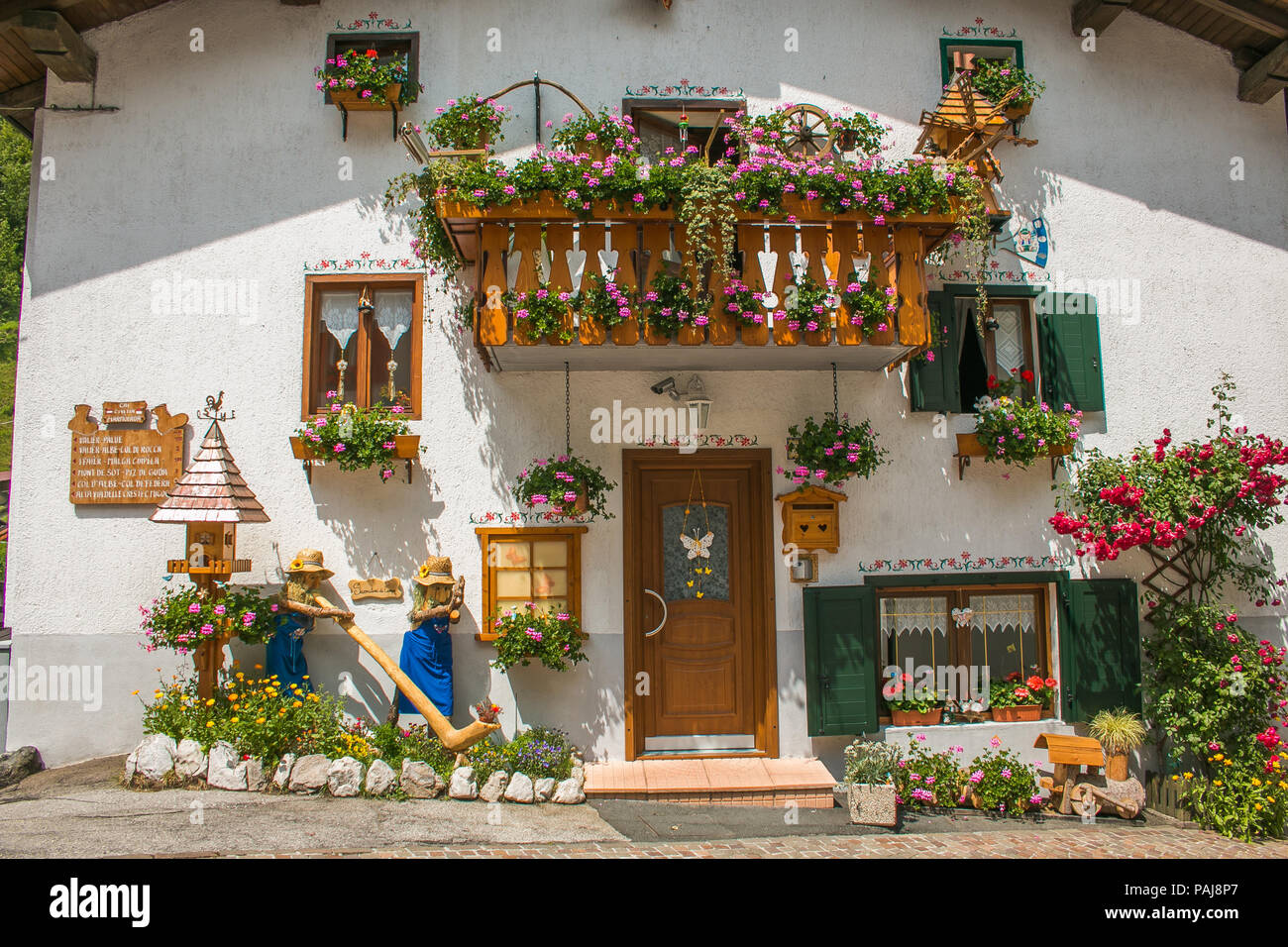 Traditional alpine houses hi-res stock photography and images - Alamy