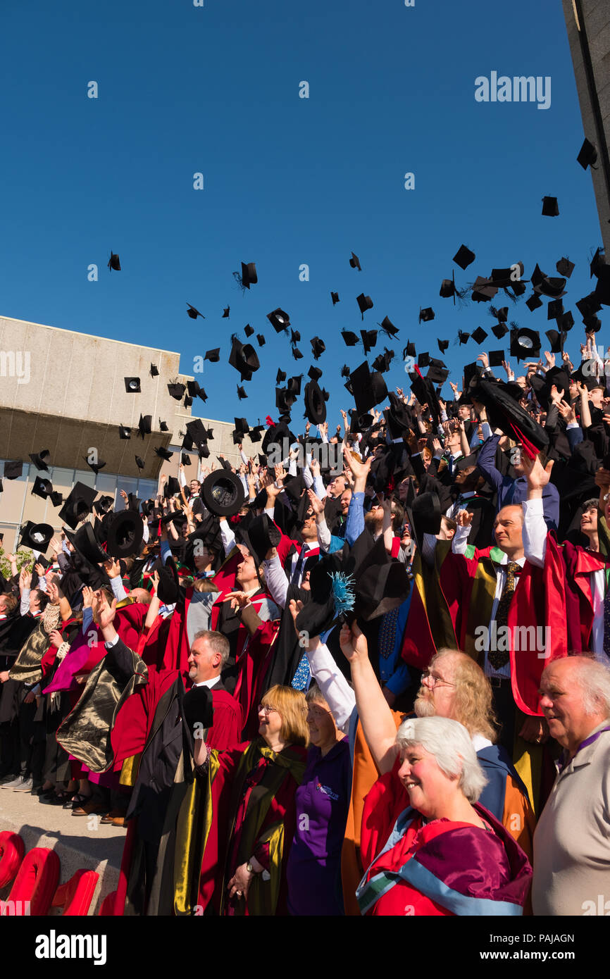 Graduation cap toss hi-res stock photography and images - Alamy