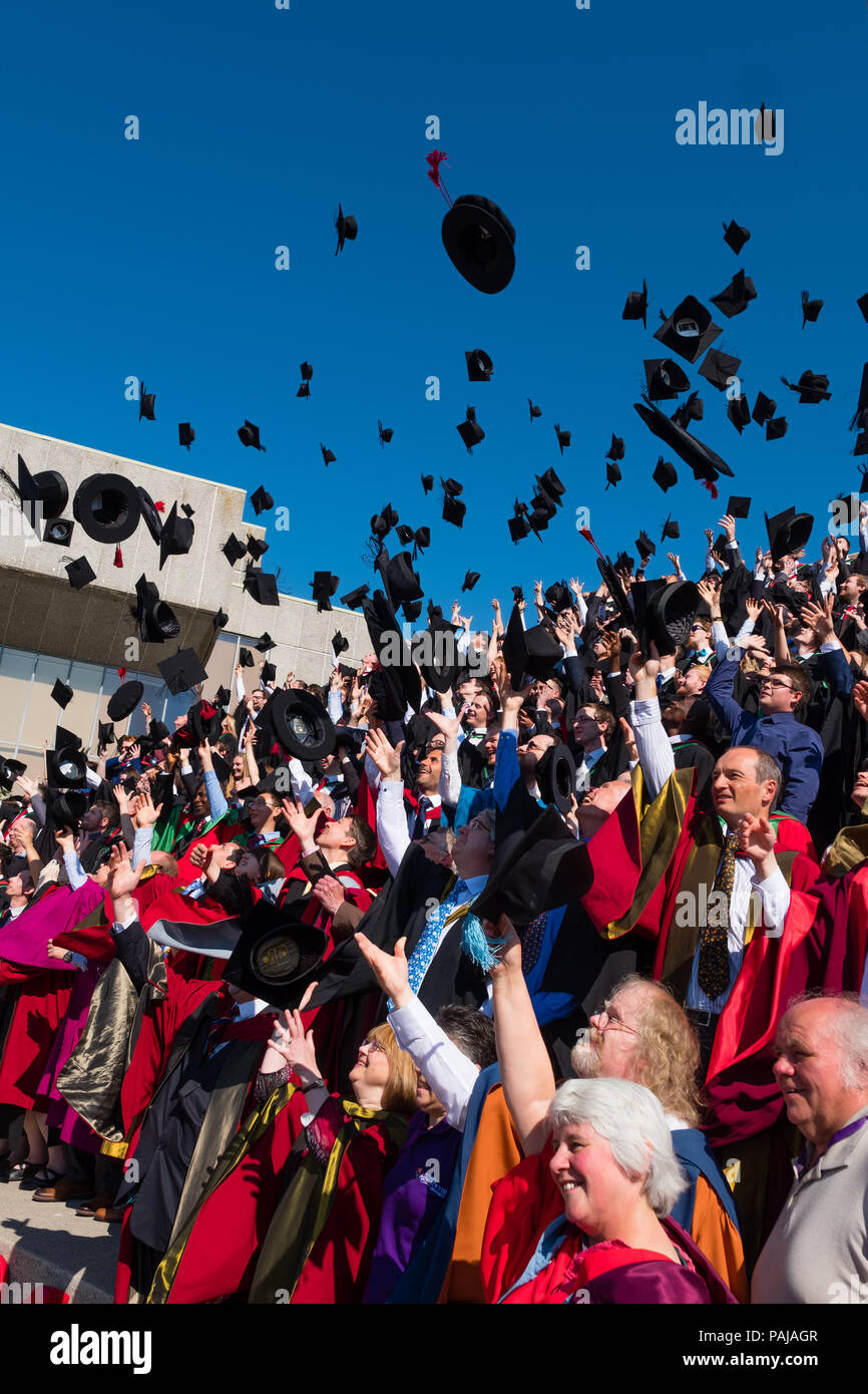 Graduation cap toss hi-res stock photography and images - Alamy