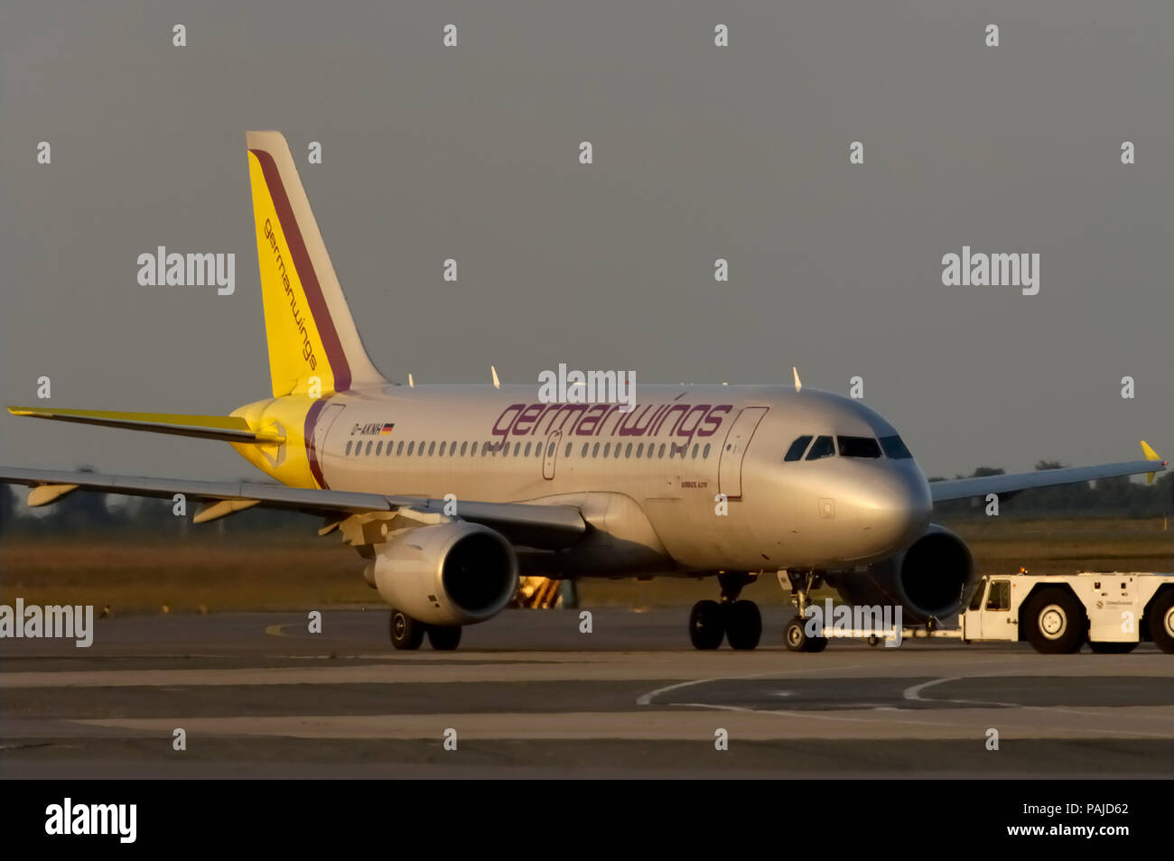 Pushback tug hi-res stock photography and images - Alamy