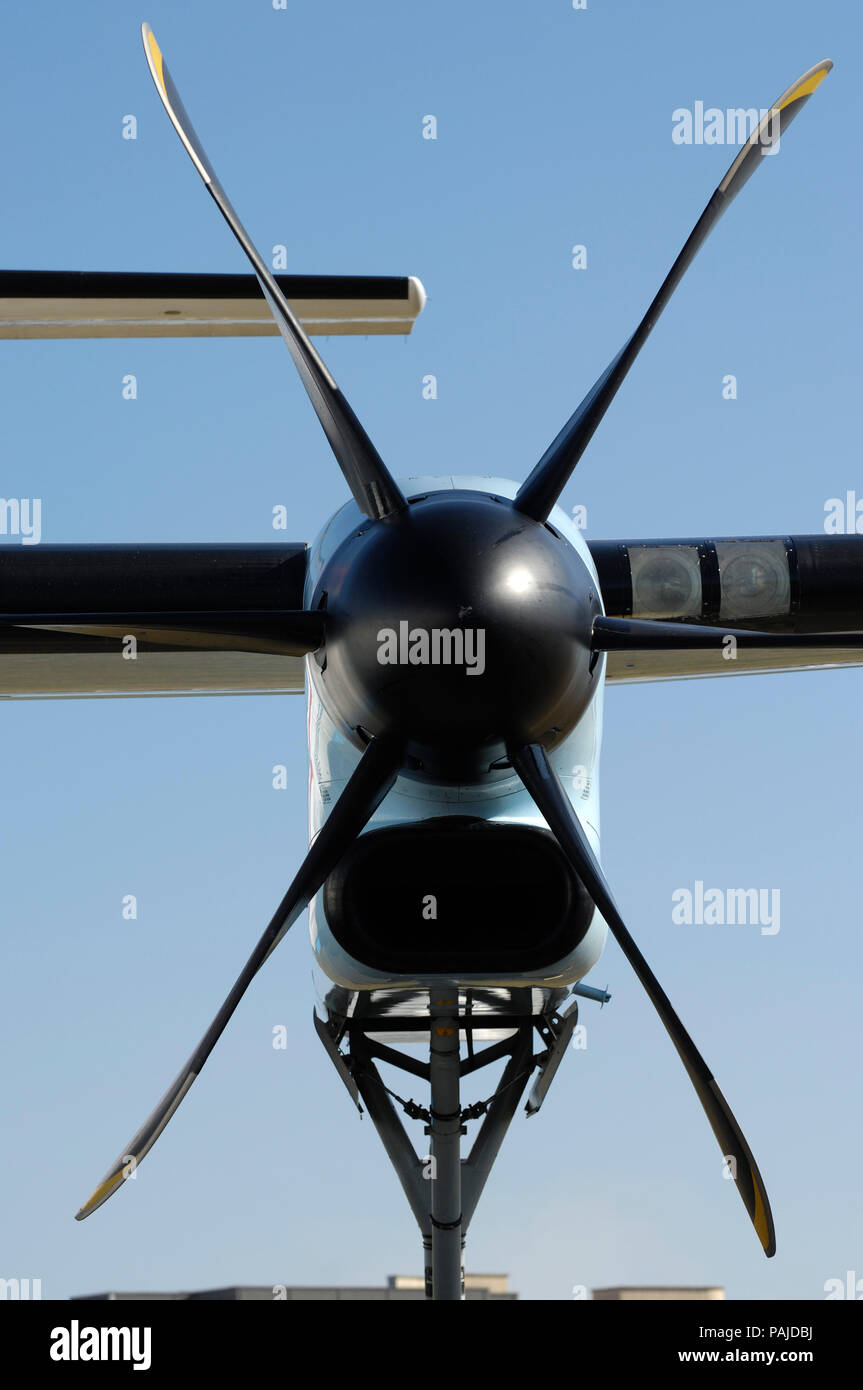 Dash 8 400 hi-res stock photography and images - Alamy