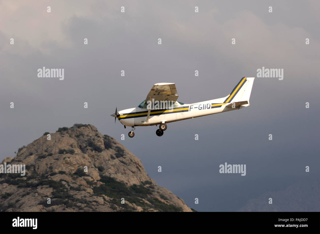 a Cessna 172M Skyhawk F172M on final-approach Stock Photo - Alamy
