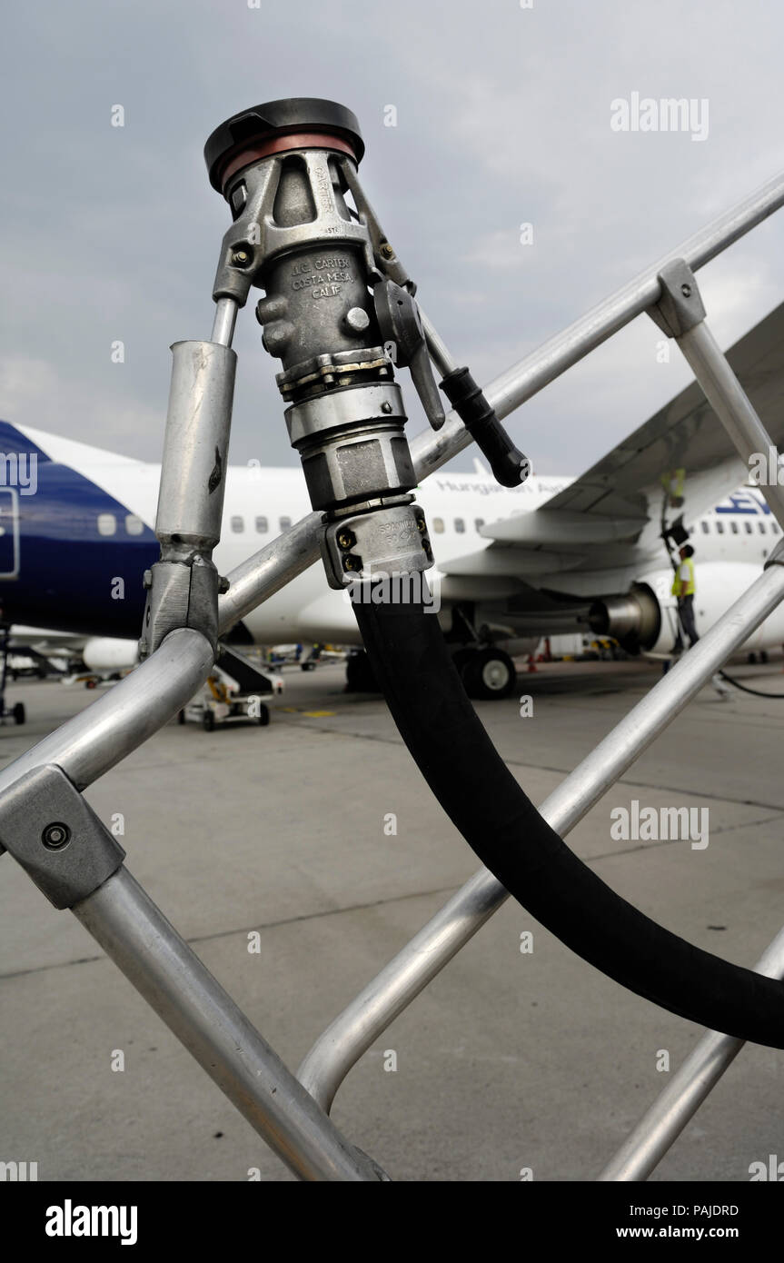 Air to air refuelling nozzle hi-res stock photography and images - Alamy