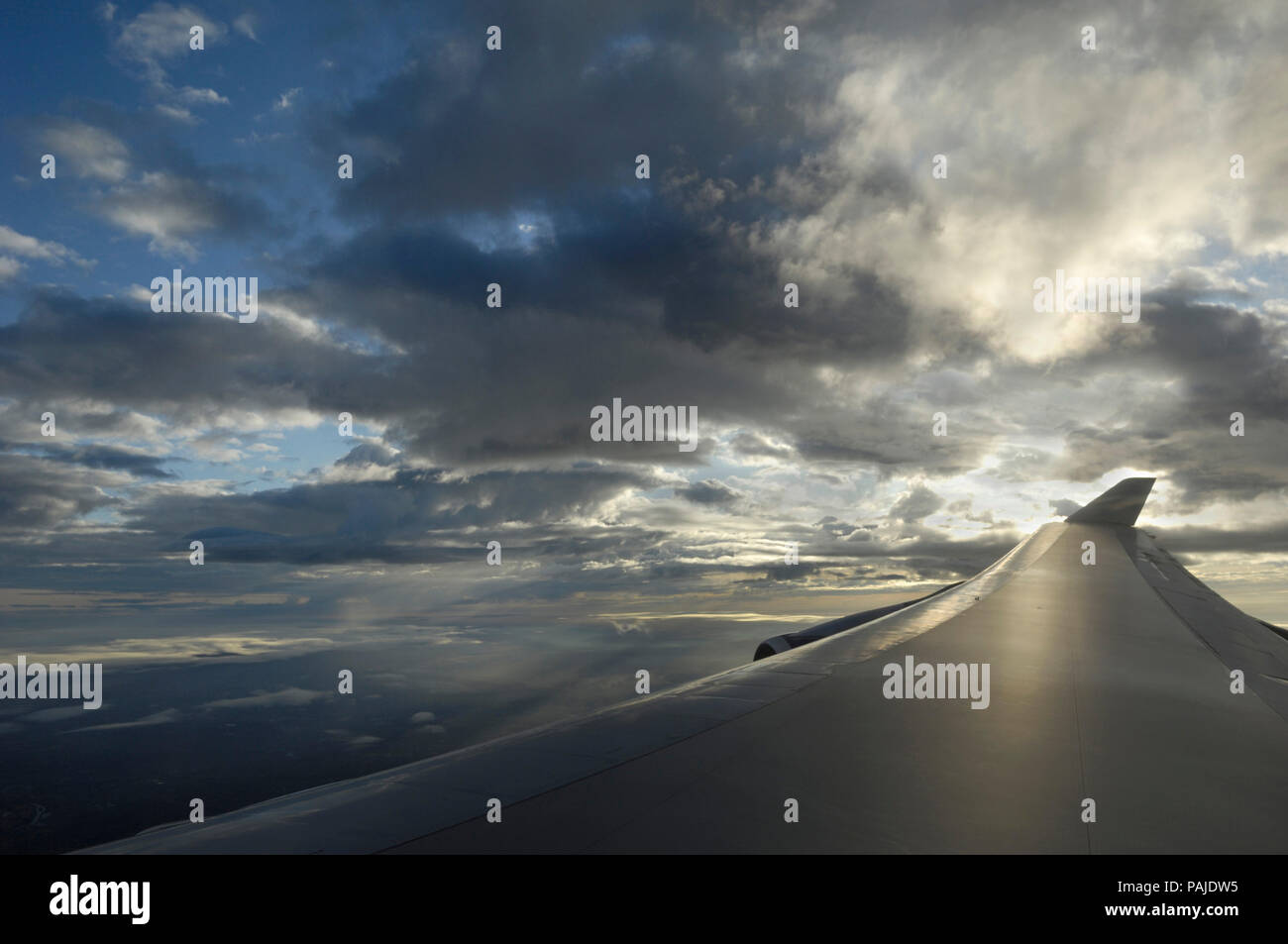 747 400 flying clouds hi-res stock photography and images - Alamy