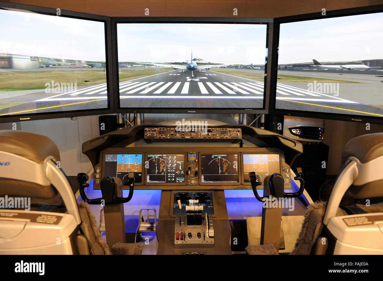 Boeing 787 Dreamliner flight-deck demonstrator on the exhibition-stand ...