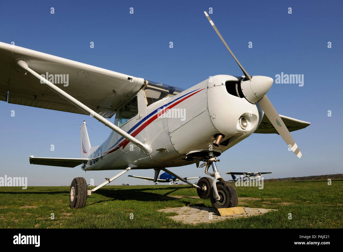 Cessna 152 F152s and Piper PA-28 Cherokee parked on the grass Stock ...