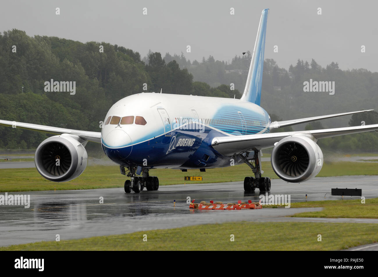 Boeing 787 dreamliner taxiing in hi-res stock photography and images ...