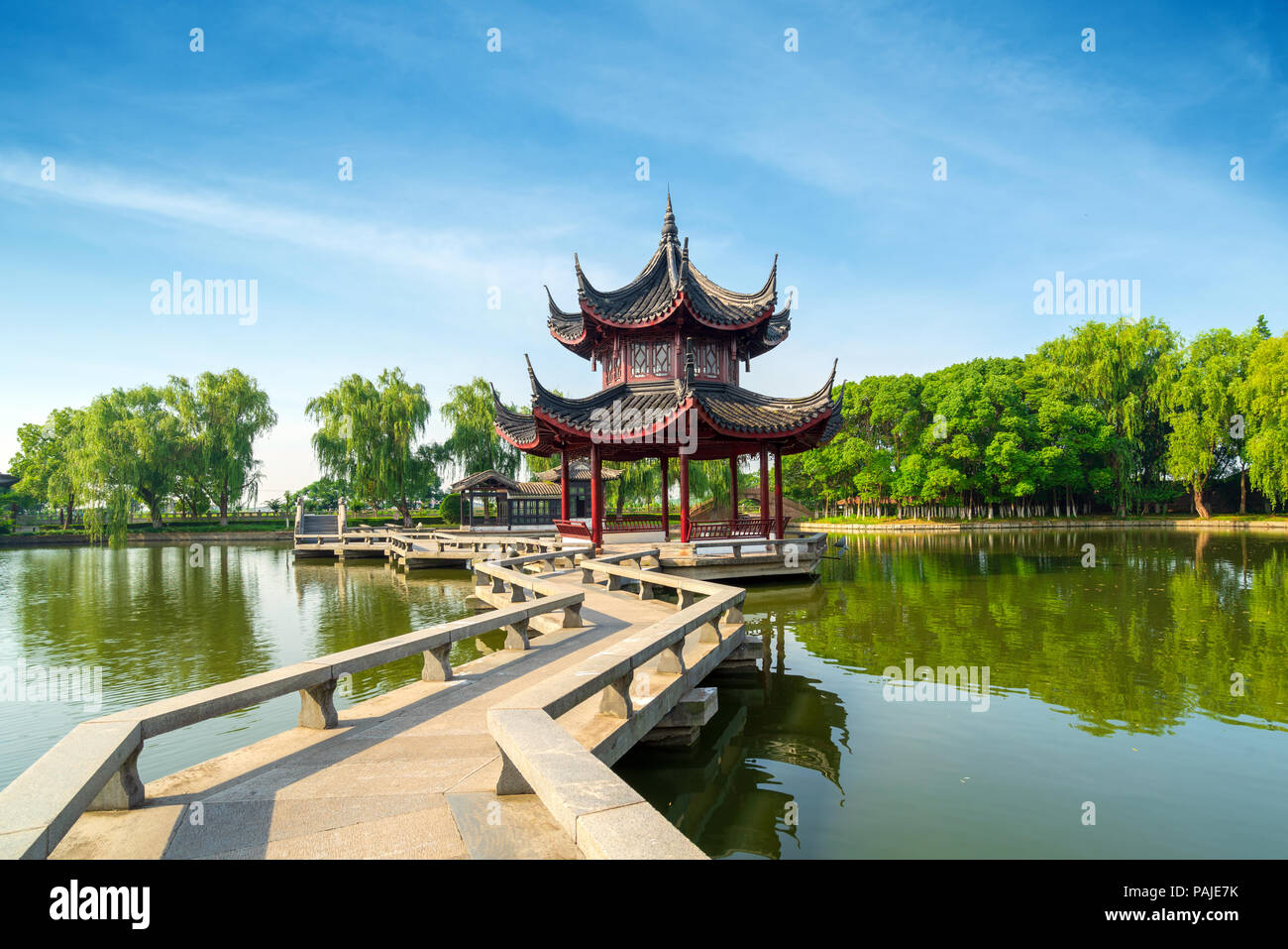 Chinese garden bridges hi-res stock photography and images - Alamy