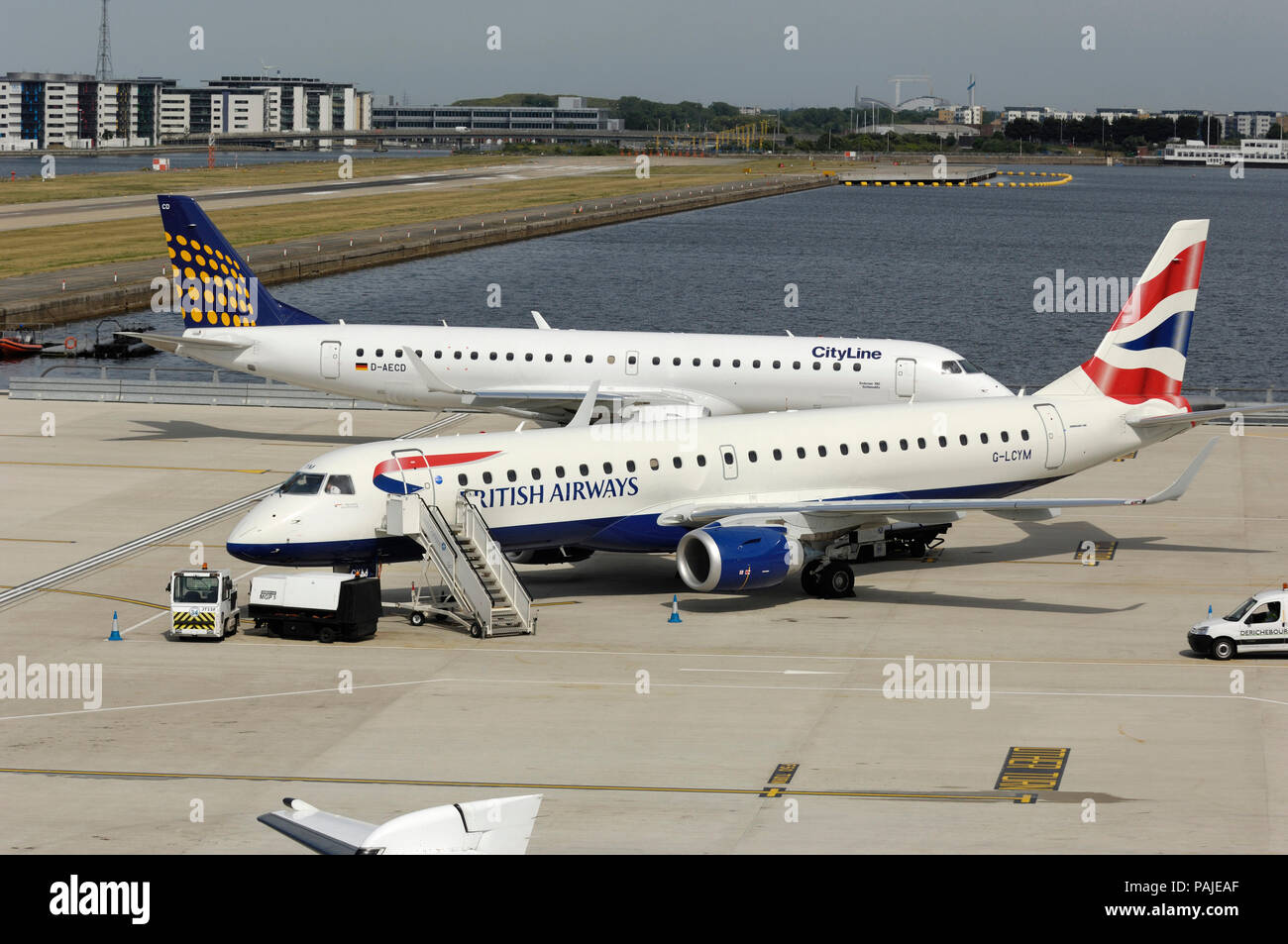 Embraer e190lr hi-res stock photography and images - Alamy
