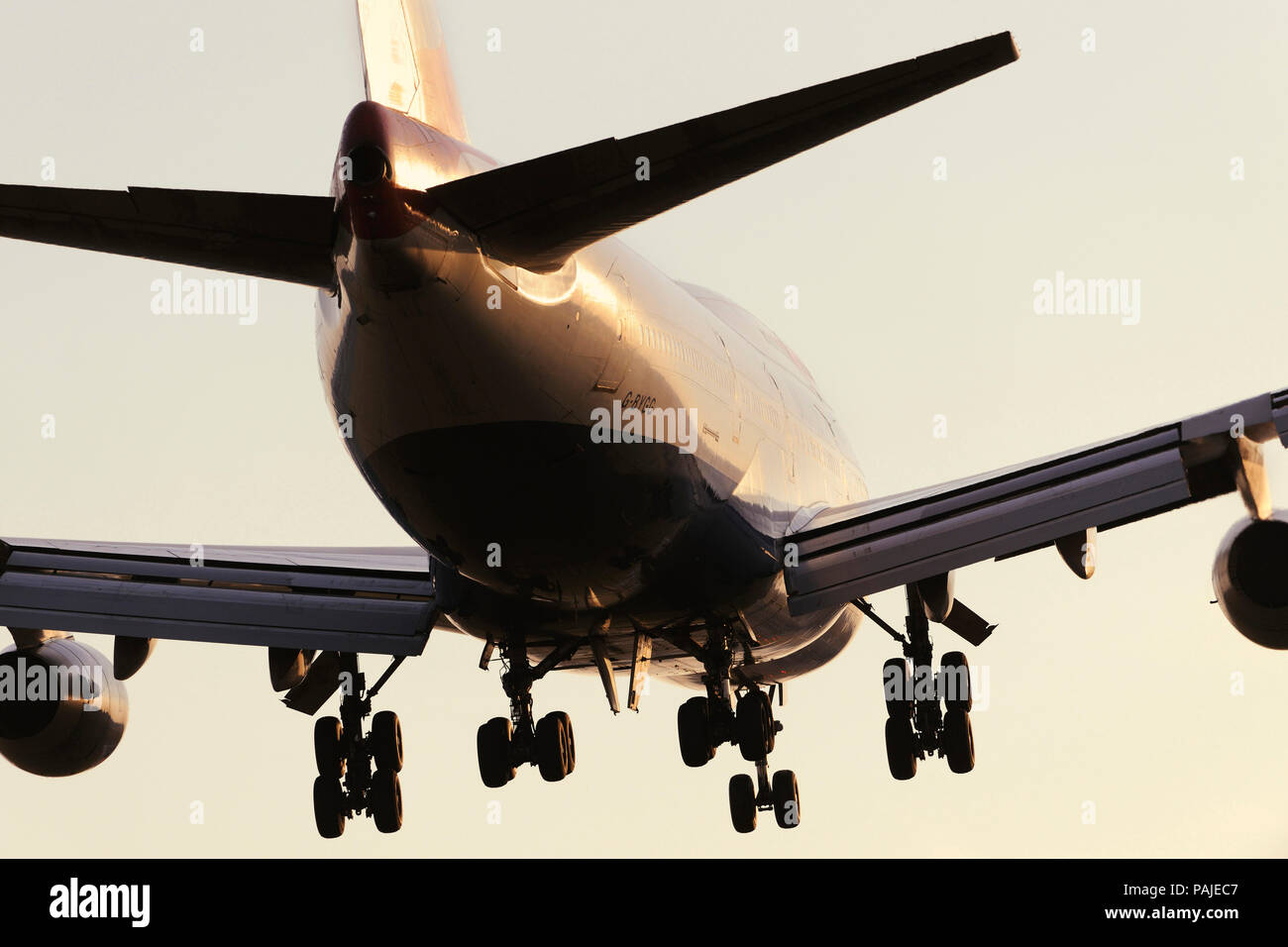 mainwheel underrcarriage of British Airways Boeing 747-400 on final ...