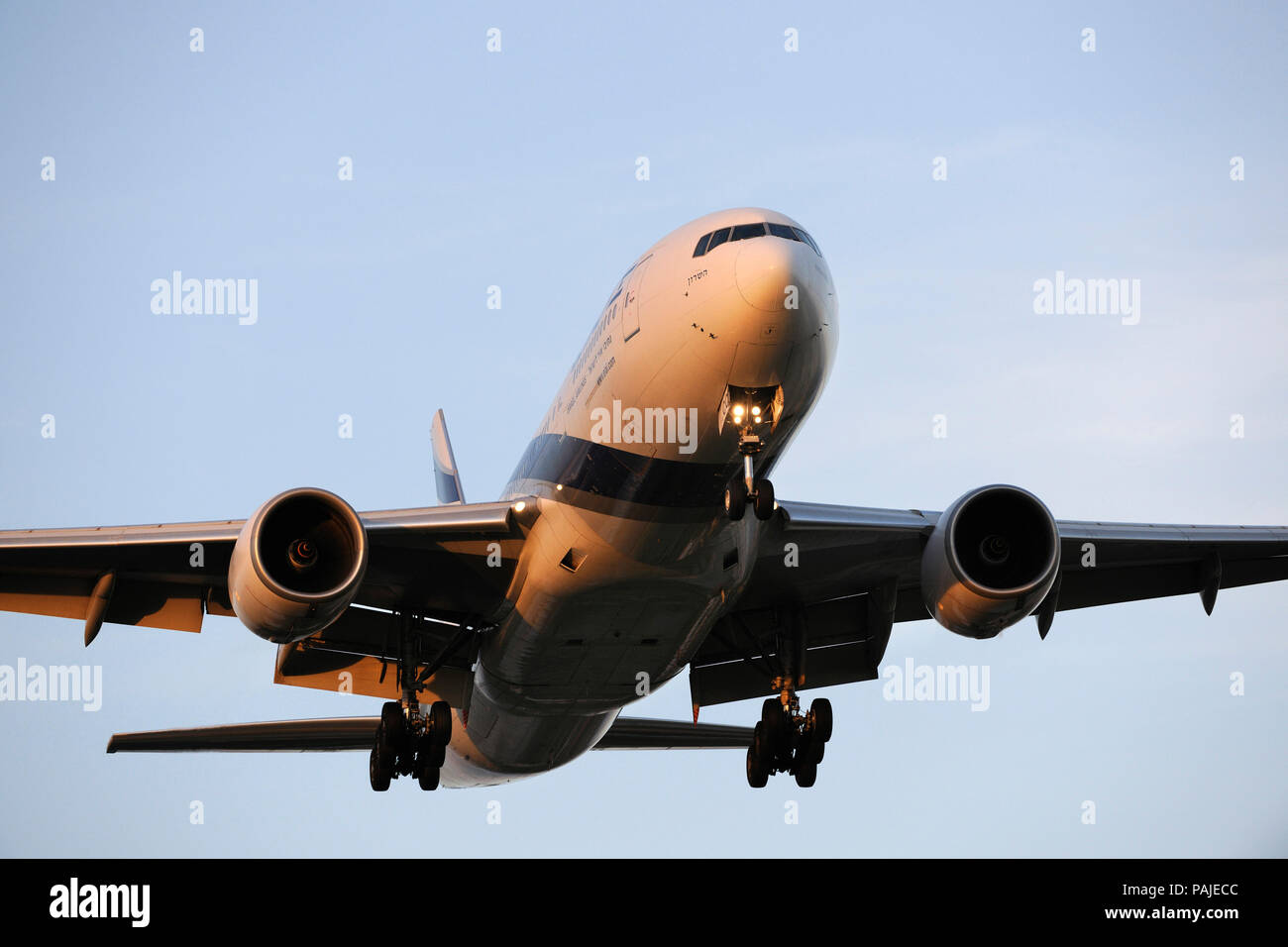 El Al Boeing 777-200ER on final-approach to Heathrow Stock Photo - Alamy