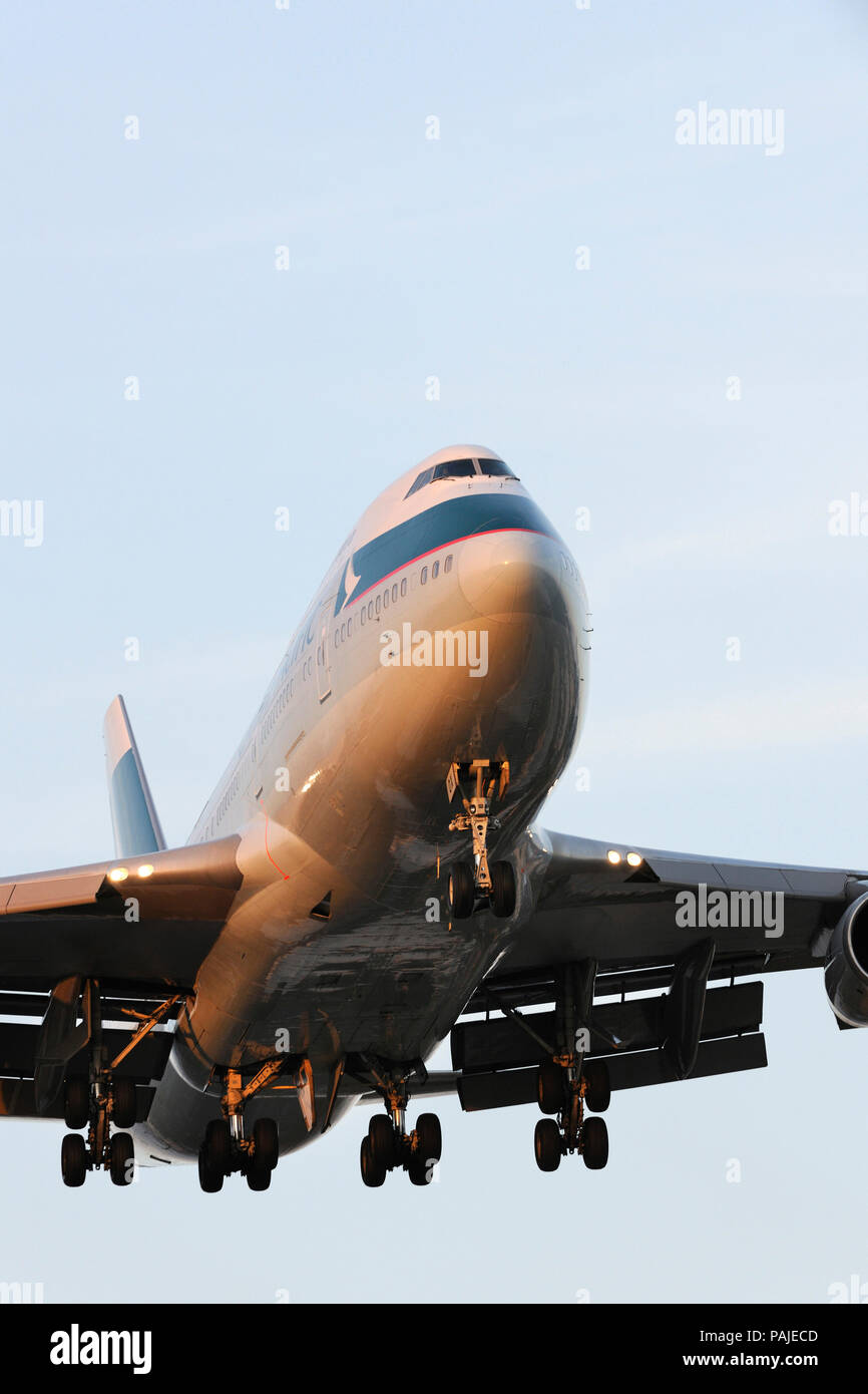 Cathay Pacific Boeing 747-400 on final-approach to Heathrow at dusk ...