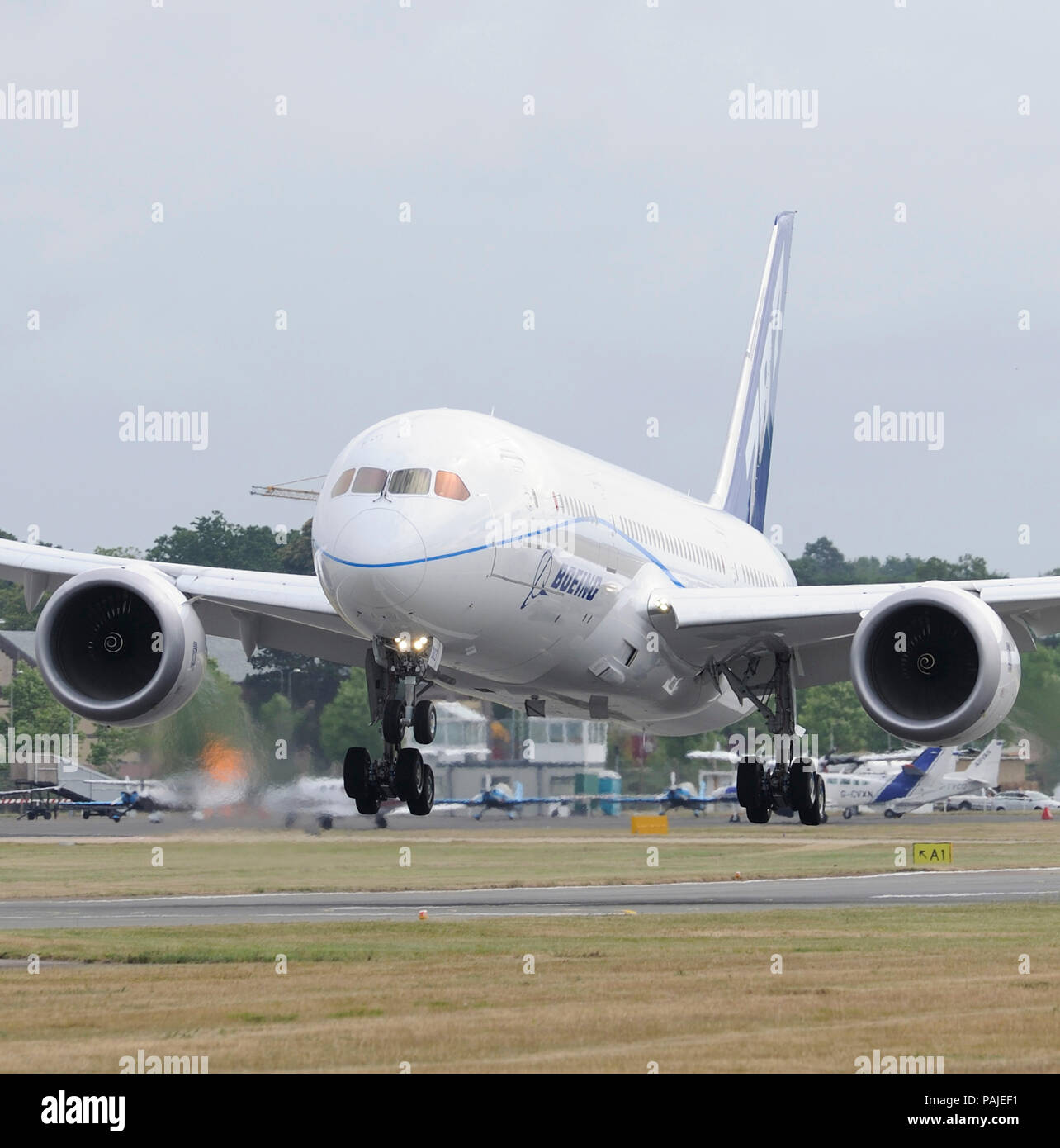 Boeing 787 dreamliner landing hi-res stock photography and images - Alamy