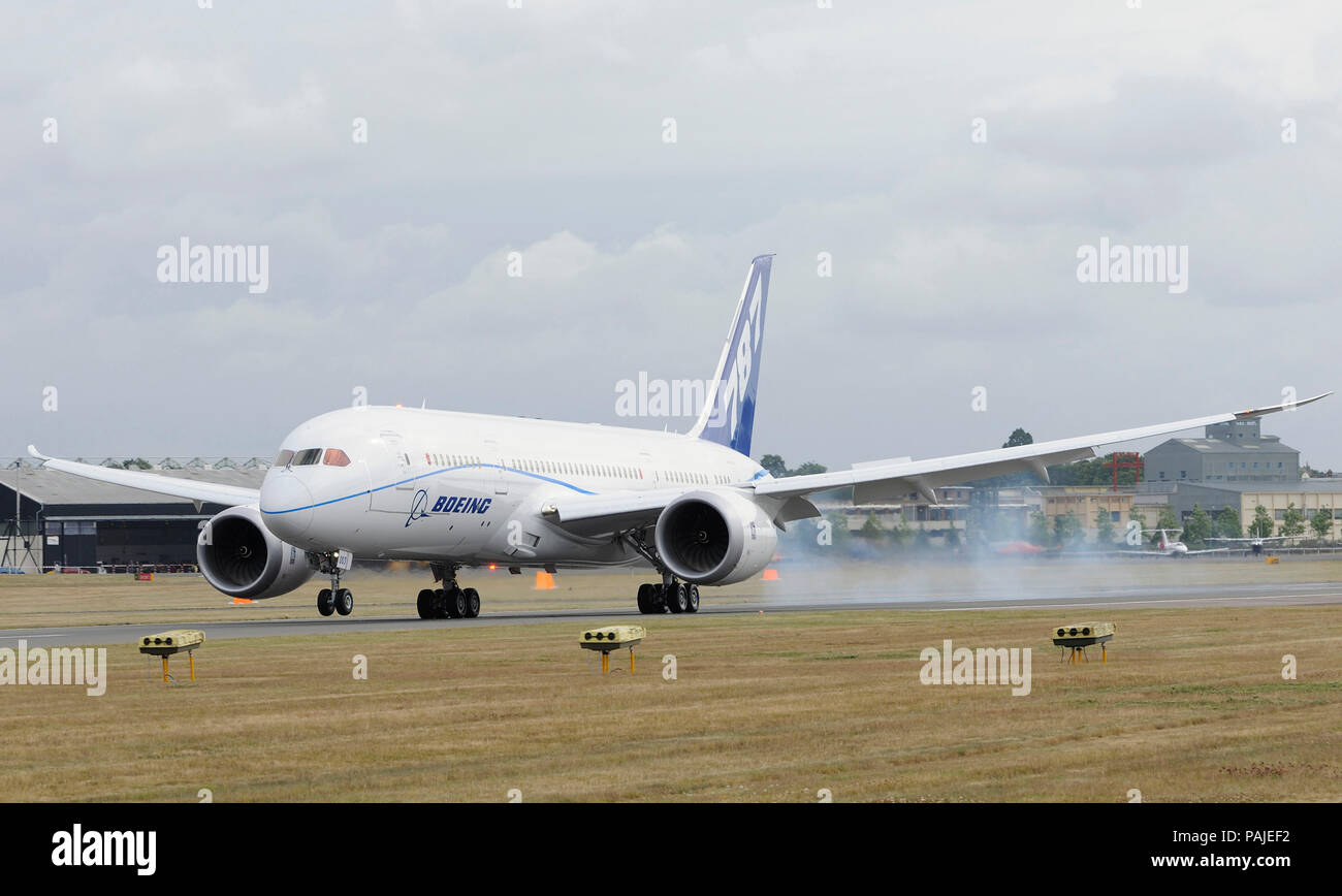 Boeing 787 dreamliner landing hi-res stock photography and images - Alamy