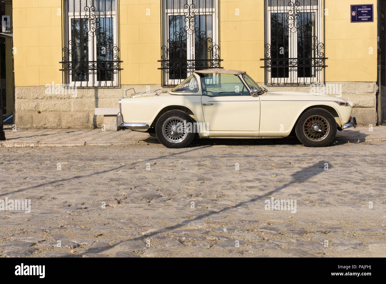 Beige car hi-res stock photography and images - Alamy