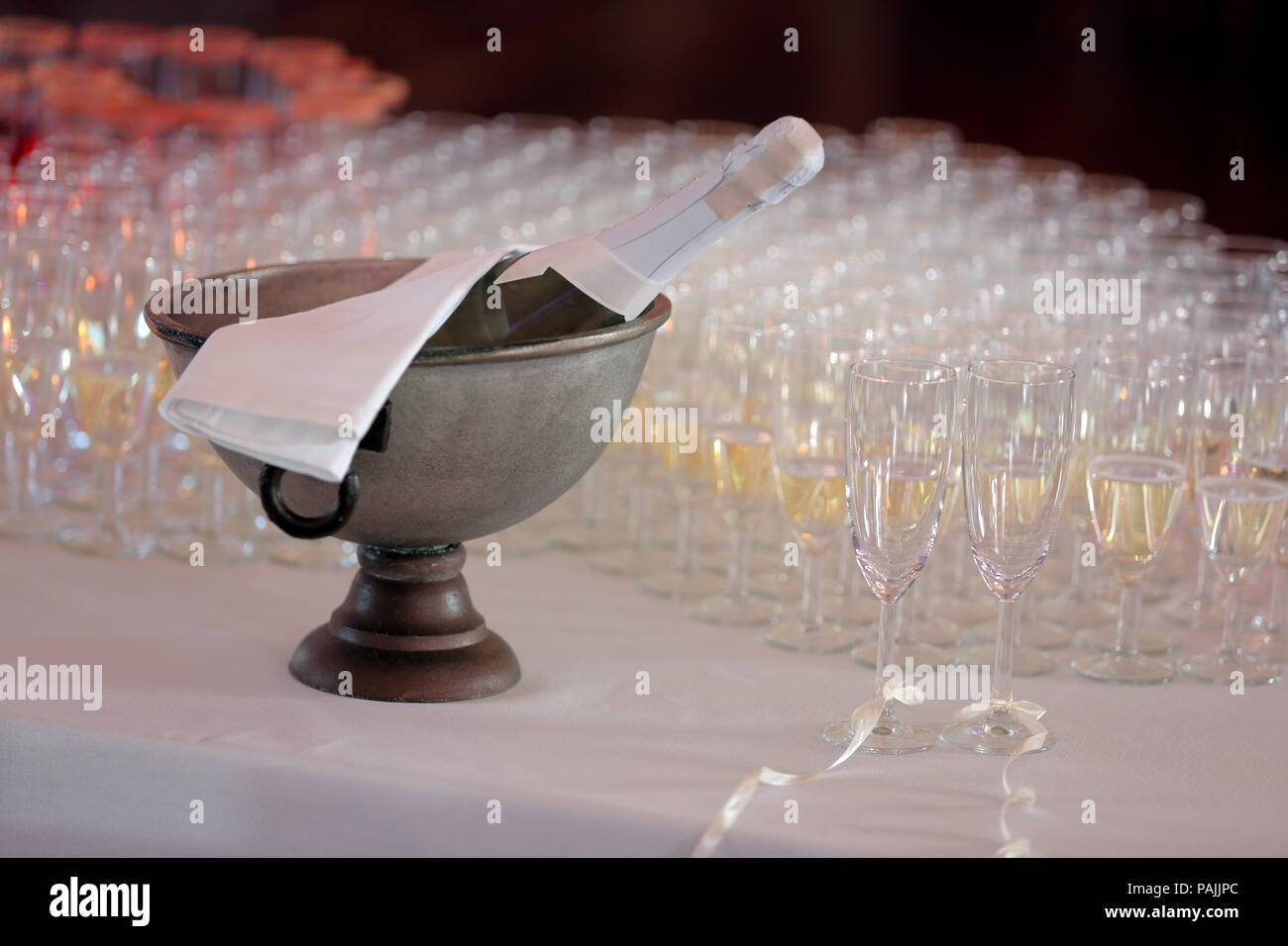 Champagne wedding drinks reception hi-res stock photography and images ...