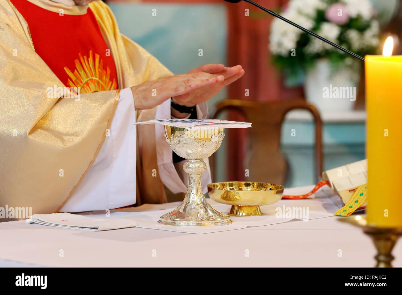 Priest sign of the cross mass hi-res stock photography and images - Alamy