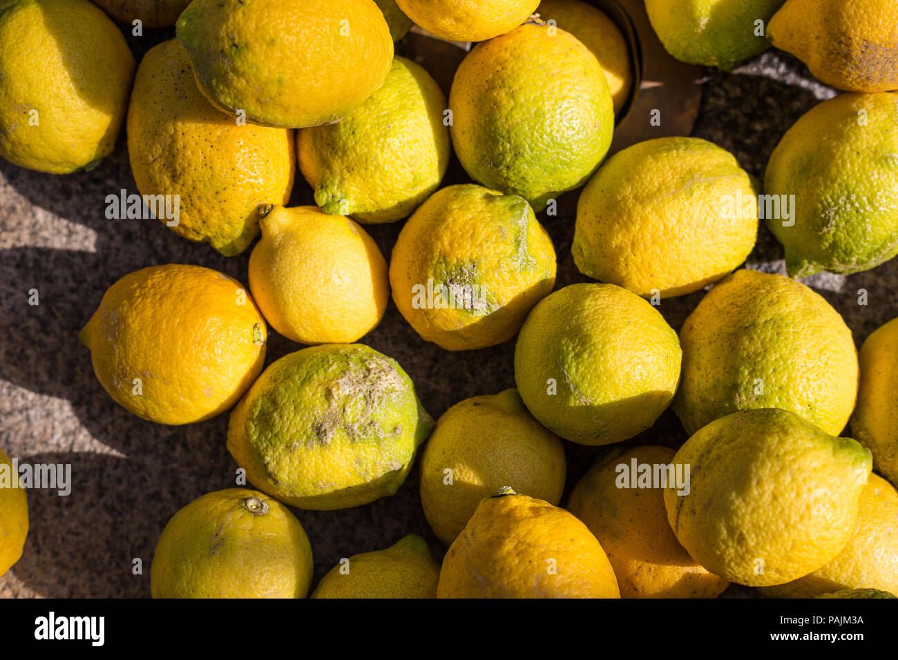 Many lemons together hi-res stock photography and images - Alamy