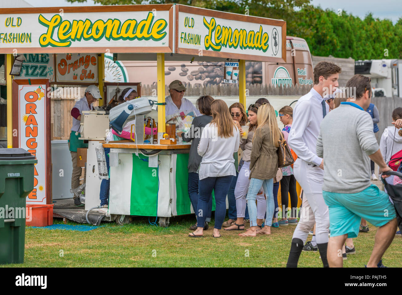 Selling lemonade hi-res stock photography and images - Alamy