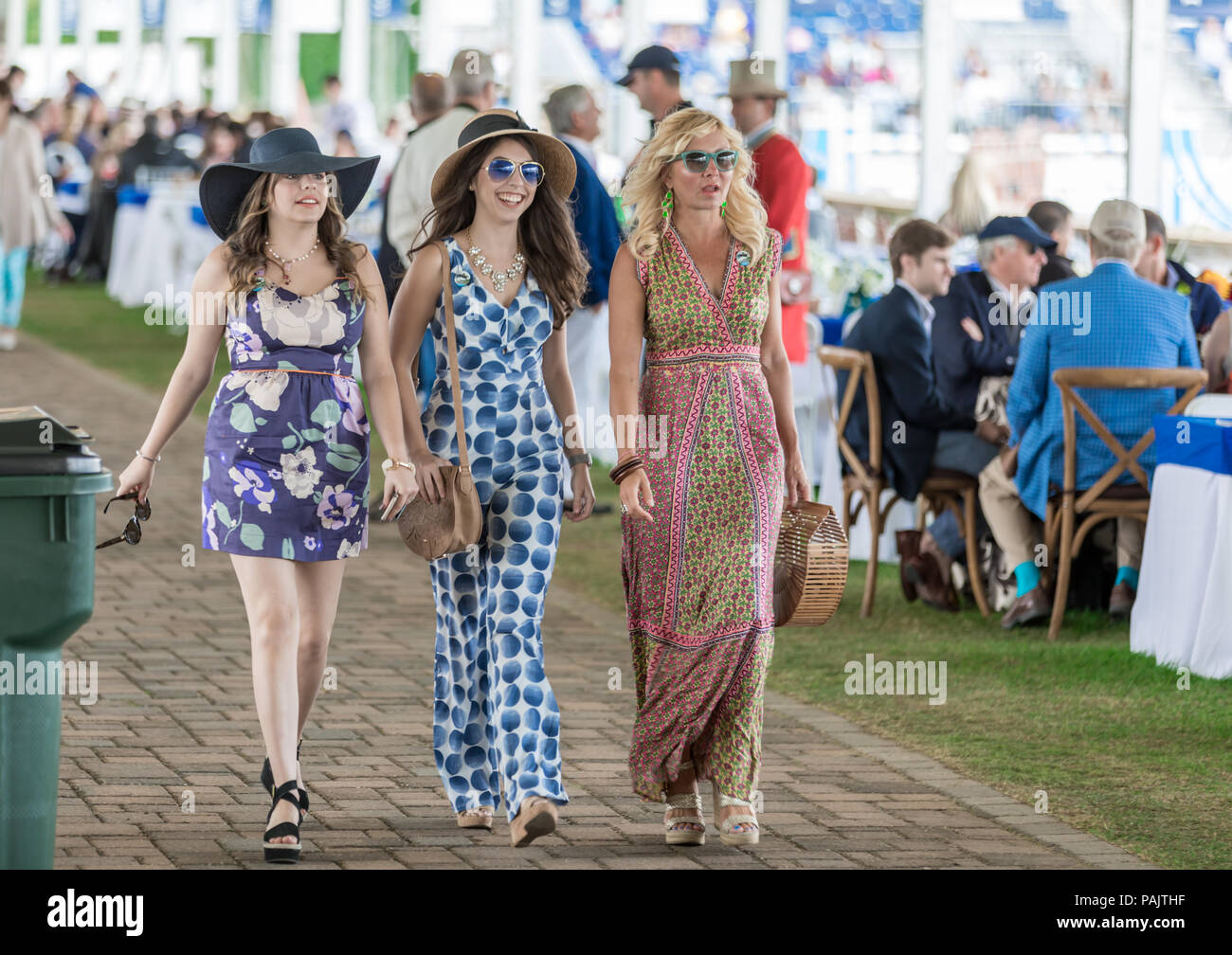 Well dressed girls hi-res stock photography and images - Alamy