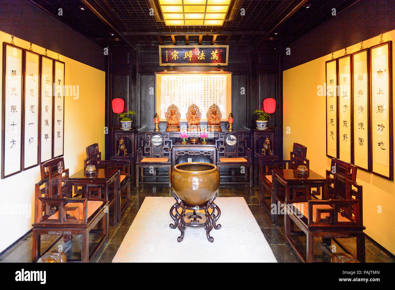 Chinese ancient temples interior hi-res stock photography and images ...