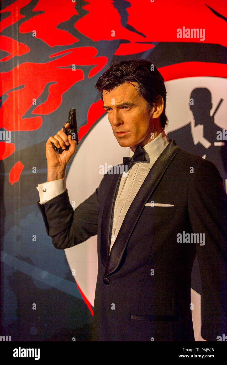 Pierce brosnan wax figure hi-res stock photography and images - Alamy