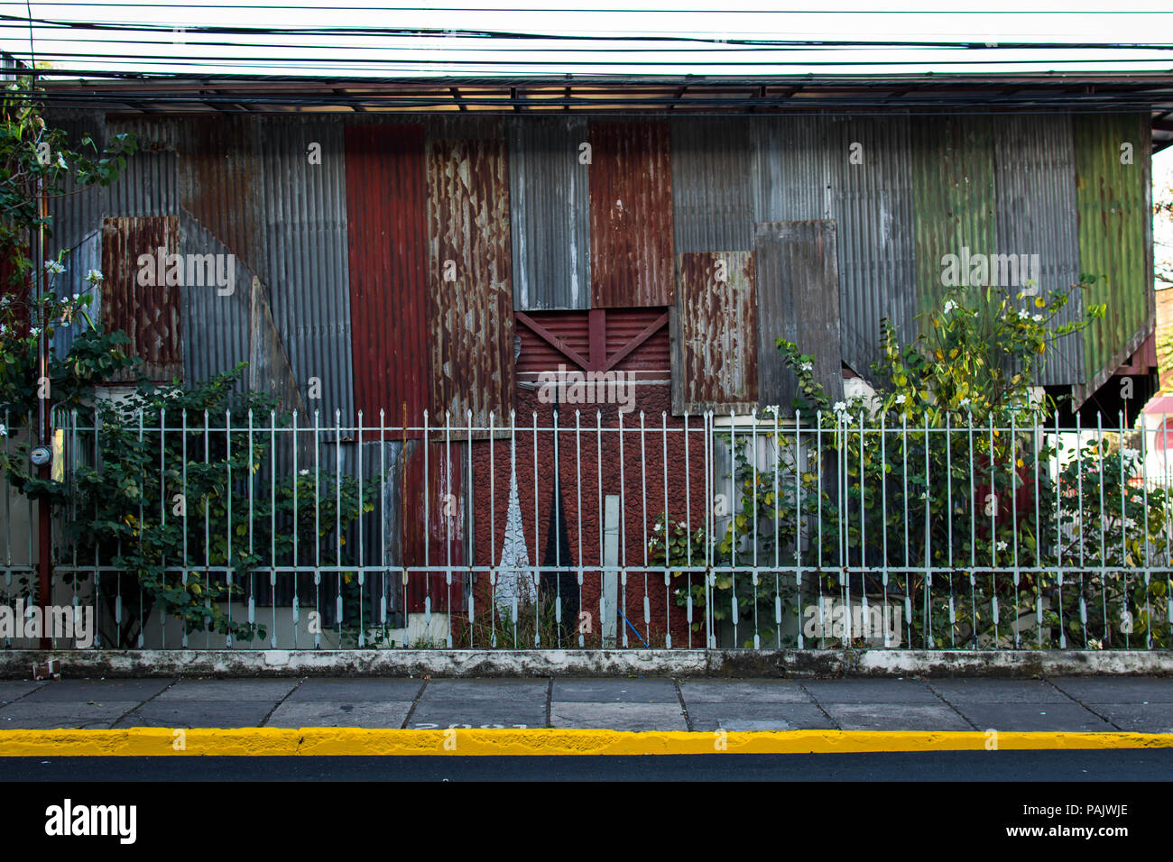 Rundown building hi-res stock photography and images - Alamy