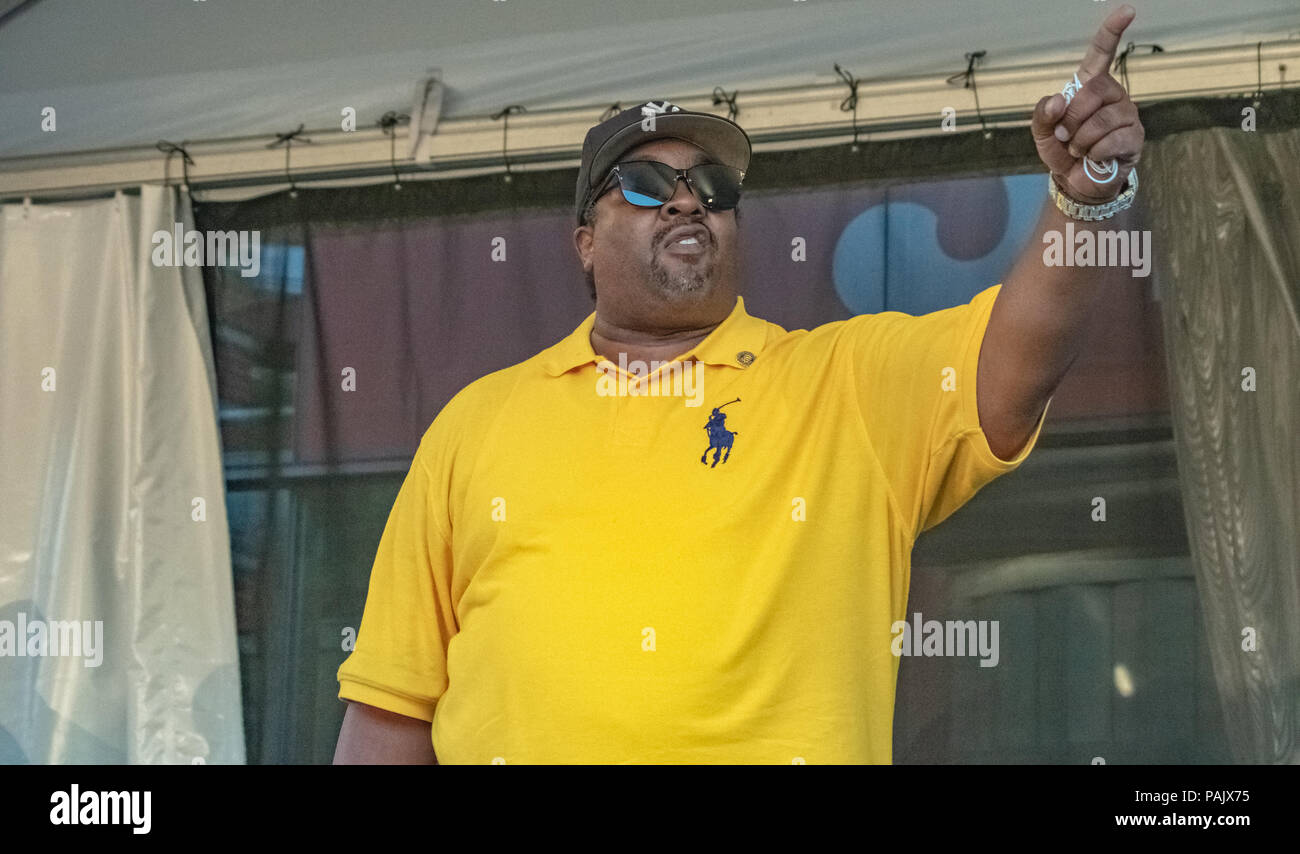 ERIC B WALKS ON STAGE TO SHOW LOVE TO THE CROWD AT THE EPMD CONCERT AT ...