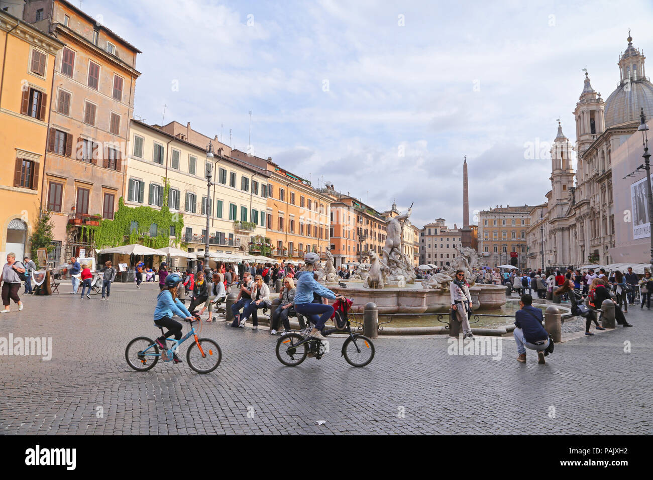 Famous squares of rome hi-res stock photography and images - Alamy