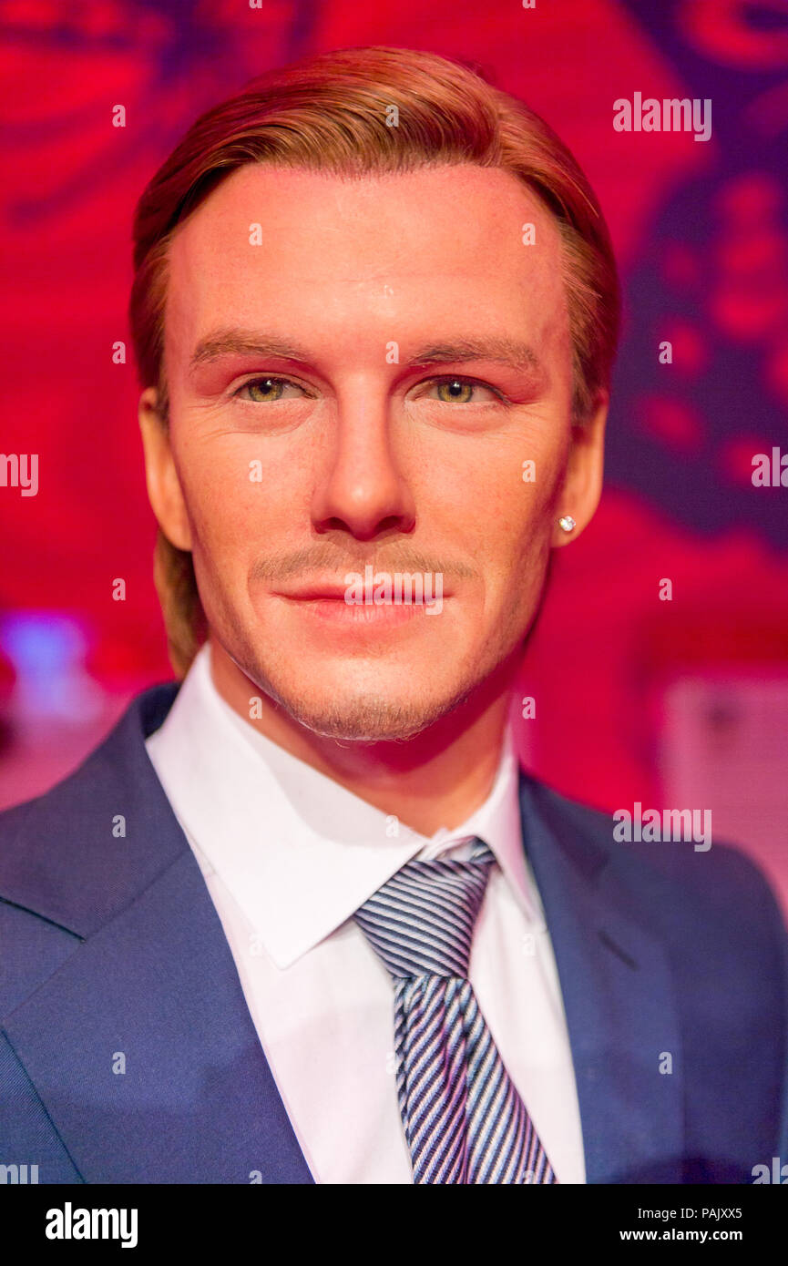 Wax figure couple hi-res stock photography and images - Alamy