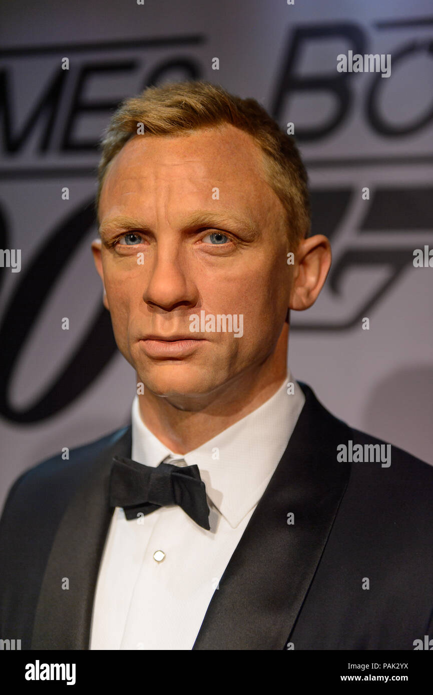 Daniel craig james bond wax hi-res stock photography and images - Alamy