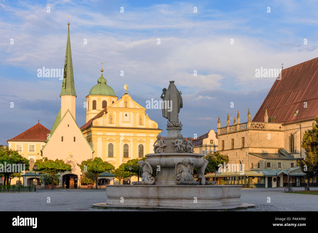 Altötting: square Kapellplatz with Gnadenkapelle (Grace Chapel ...