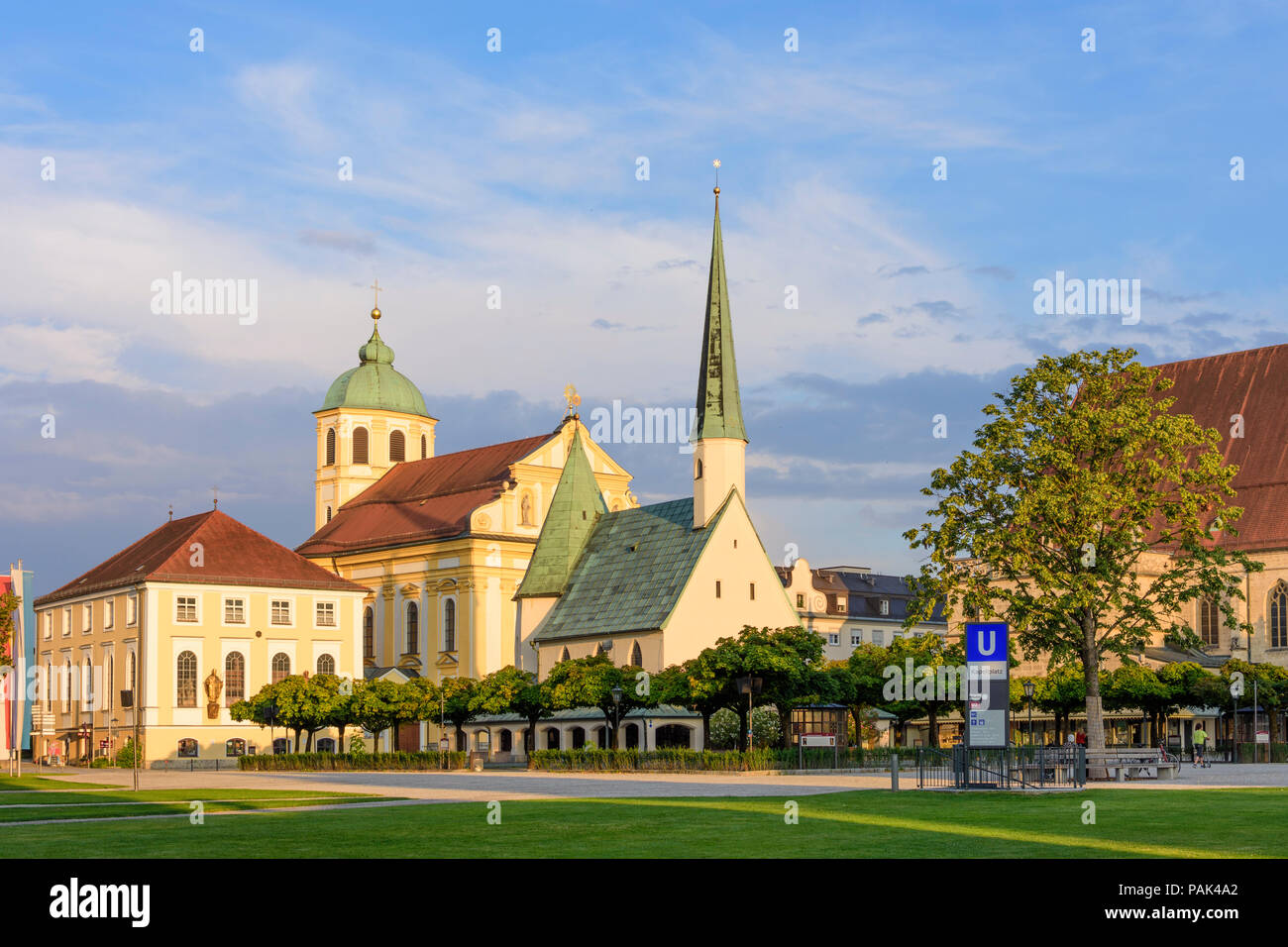 Altötting: square Kapellplatz with Gnadenkapelle (Grace Chapel ...