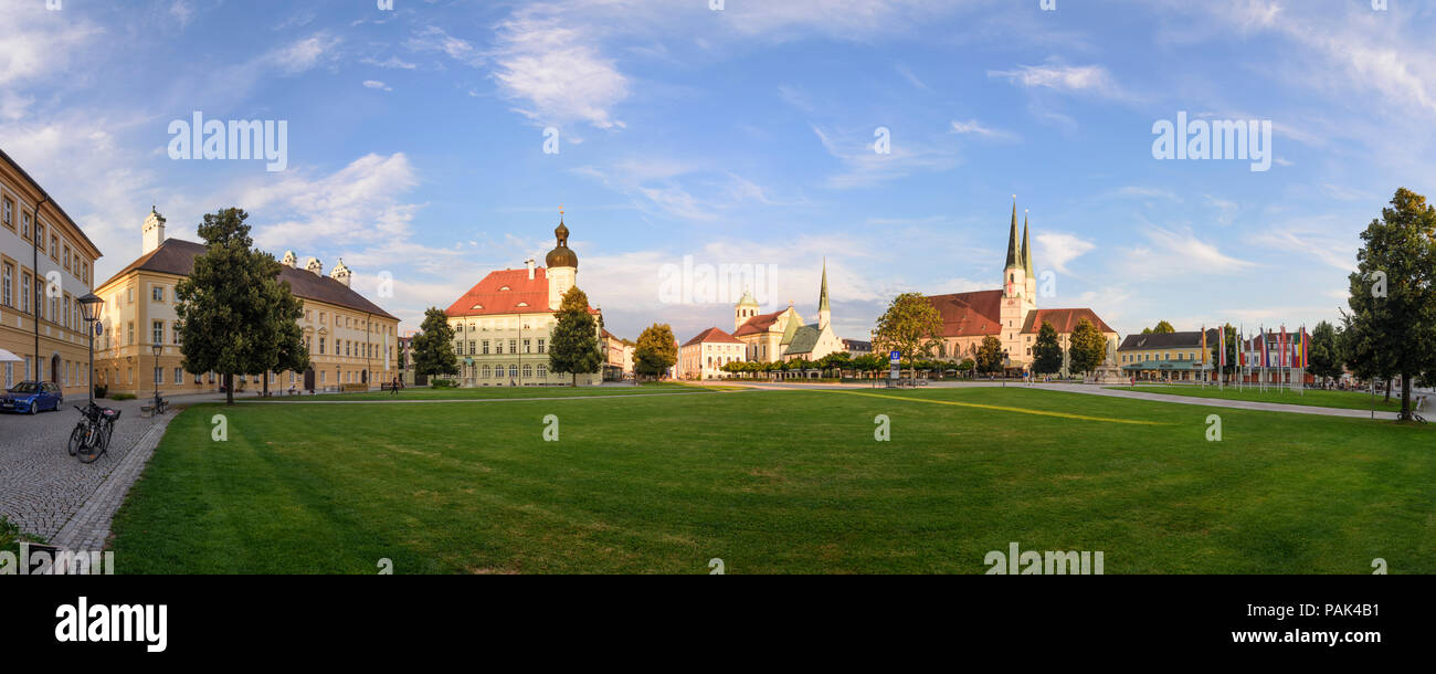 Altötting: square Kapellplatz with Rathaus (Town Hall), Gnadenkapelle ...