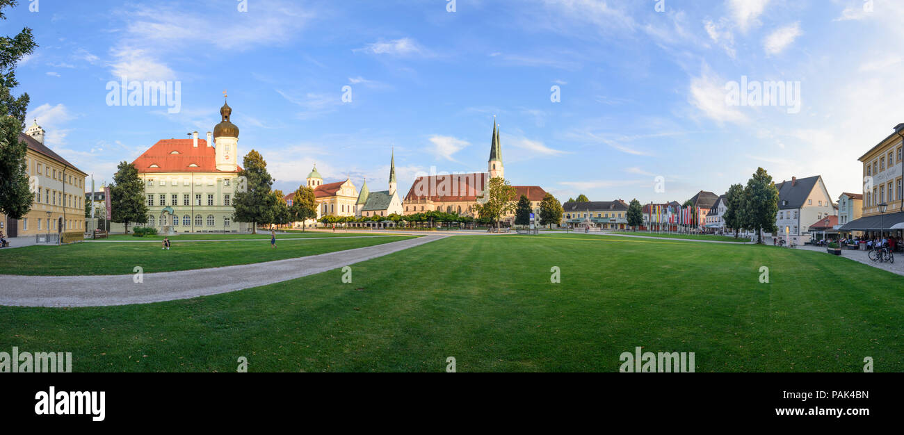 Altötting: square Kapellplatz with Rathaus (Town Hall), Gnadenkapelle ...