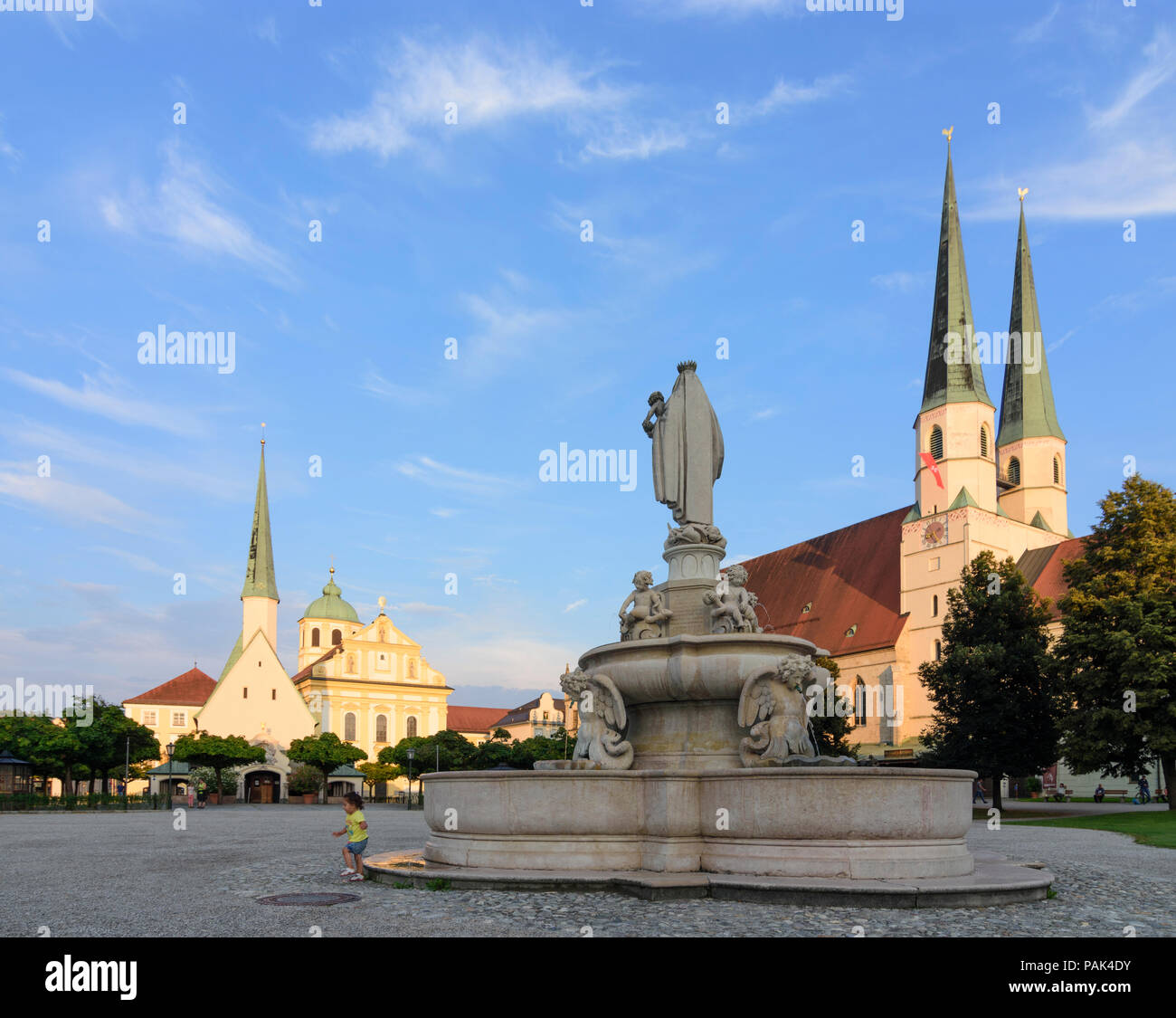 Altötting: square Kapellplatz with Gnadenkapelle (Grace Chapel ...