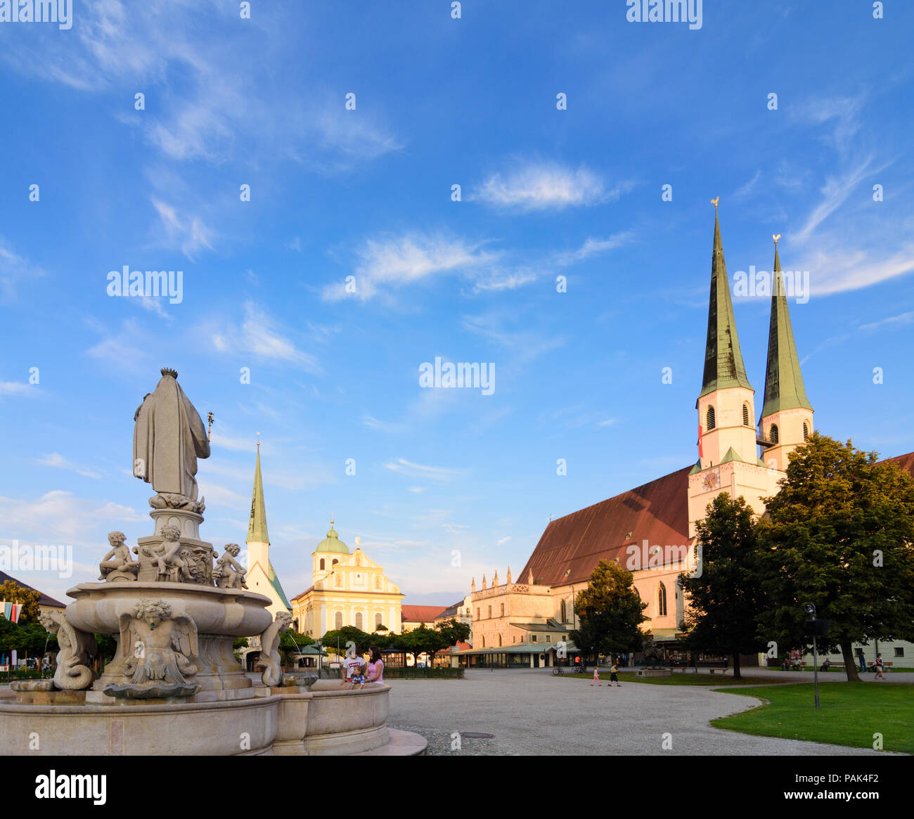 Altötting: square Kapellplatz with Gnadenkapelle (Grace Chapel ...