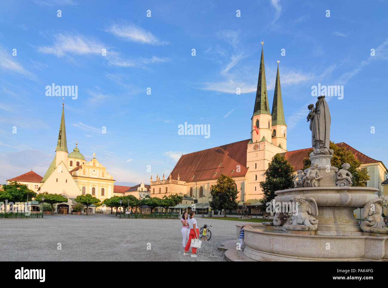 Altötting: square Kapellplatz with Gnadenkapelle (Grace Chapel ...