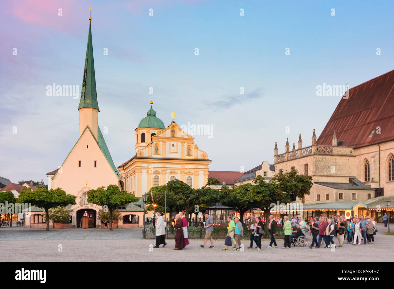 Altötting: square Kapellplatz with Gnadenkapelle (Grace Chapel ...