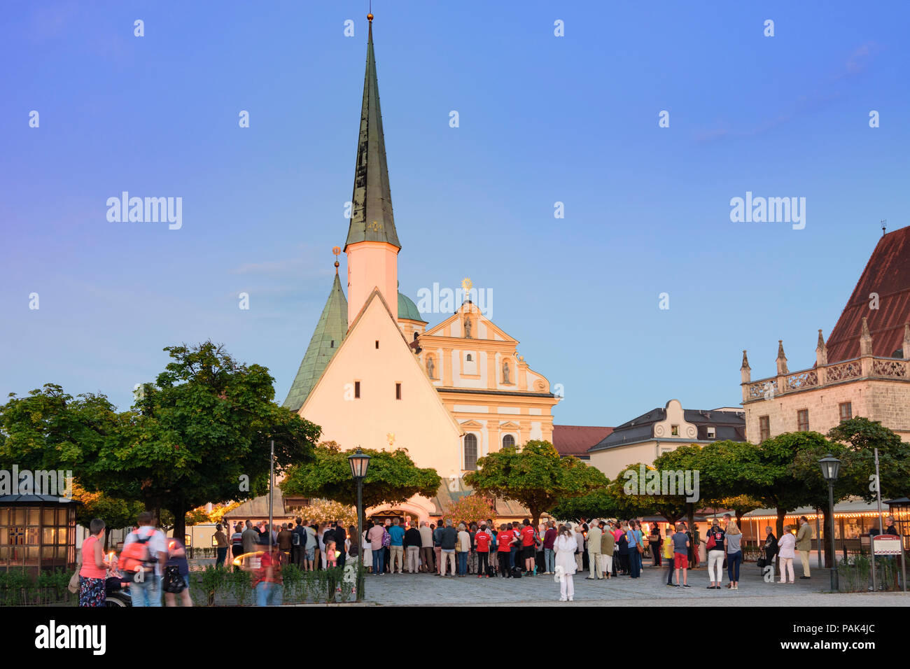 Altötting: square Kapellplatz with Gnadenkapelle (Grace Chapel ...