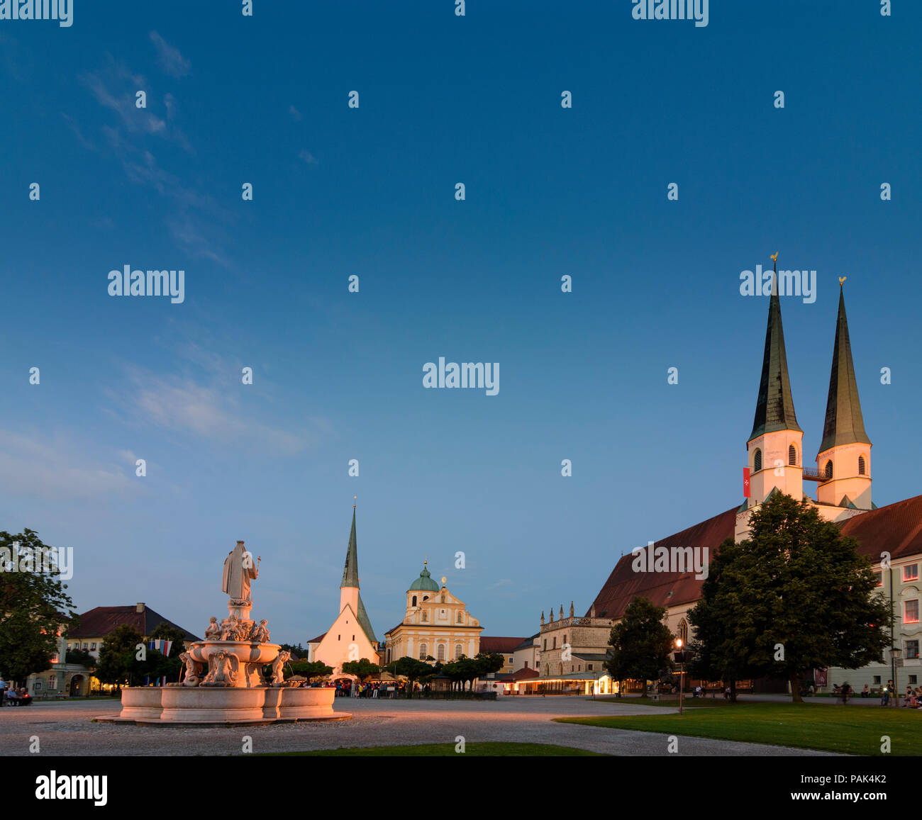 Altötting: square Kapellplatz with Gnadenkapelle (Grace Chapel ...