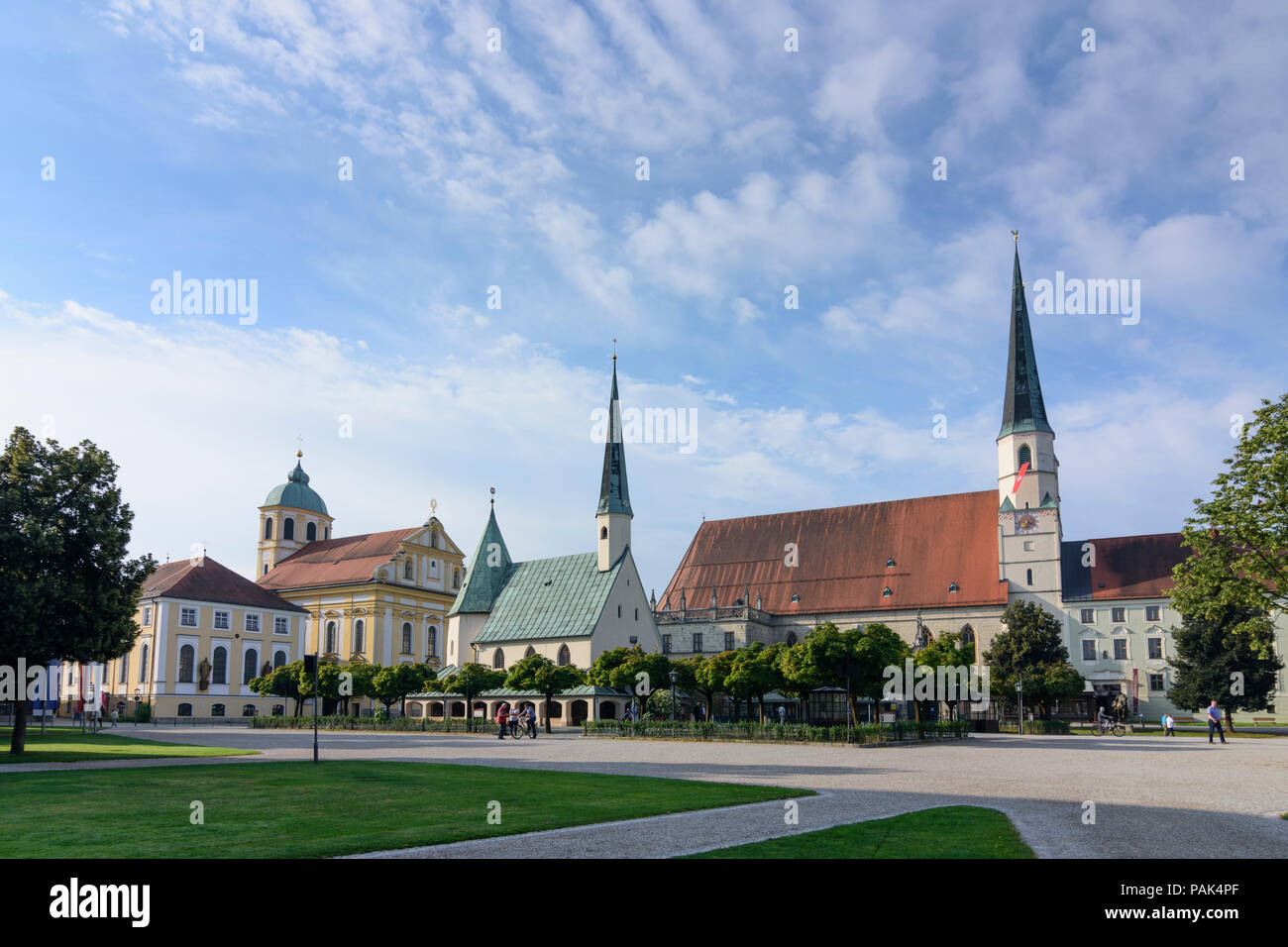 Altötting: square Kapellplatz with Gnadenkapelle (Grace Chapel ...