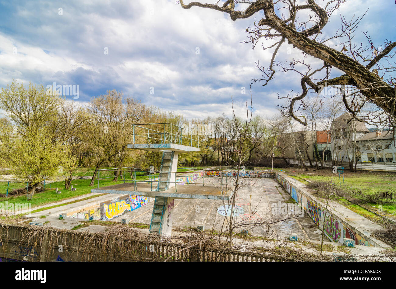 Abandoned ruined swimming pool hi-res stock photography and images - Alamy