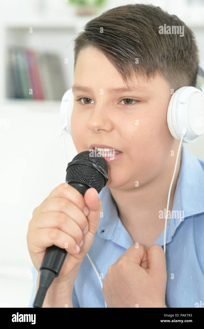 Child microphone studio hi-res stock photography and images - Alamy