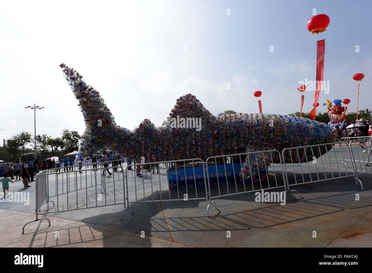 Animals made of plastic bottles hi-res stock photography and images - Alamy