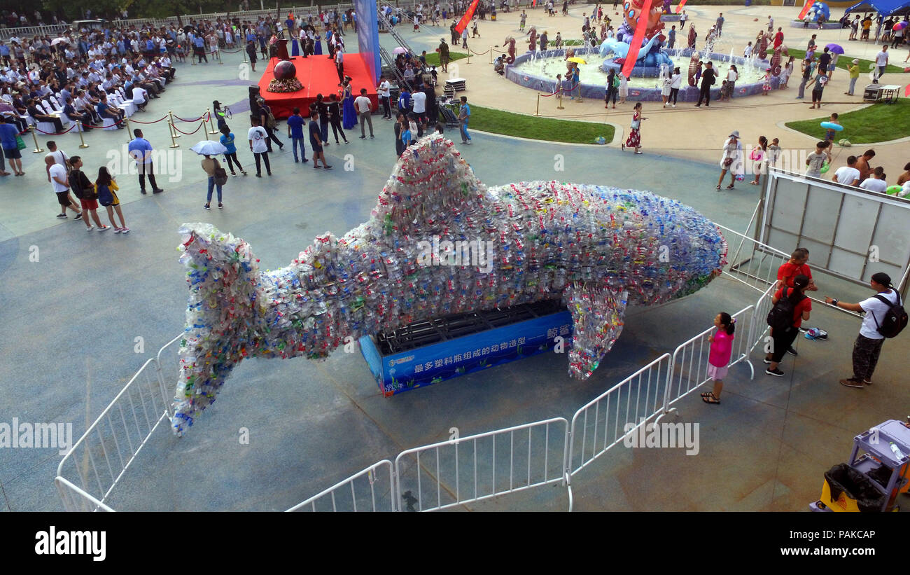 Animals made of plastic bottles hi-res stock photography and images - Alamy
