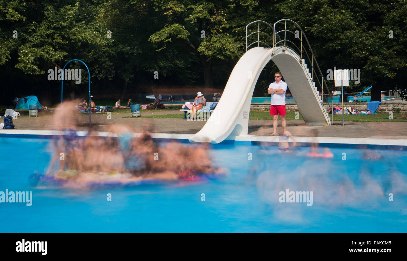 Hanover, Germany. 18th July, 2018. Visitor are observed by the life ...