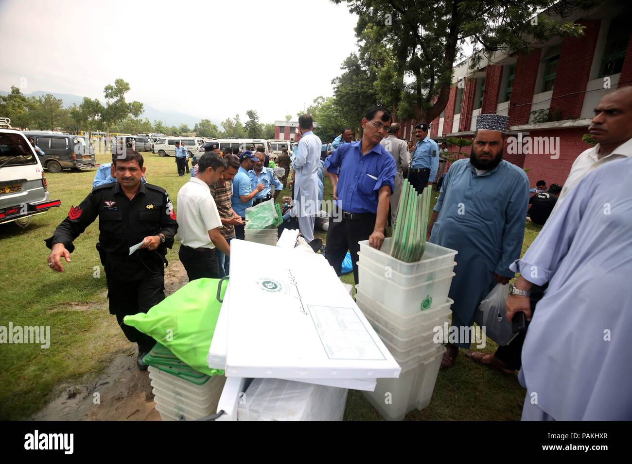 Islamabad, Pakistan. 24th July, 2018. Election officials stand with ...