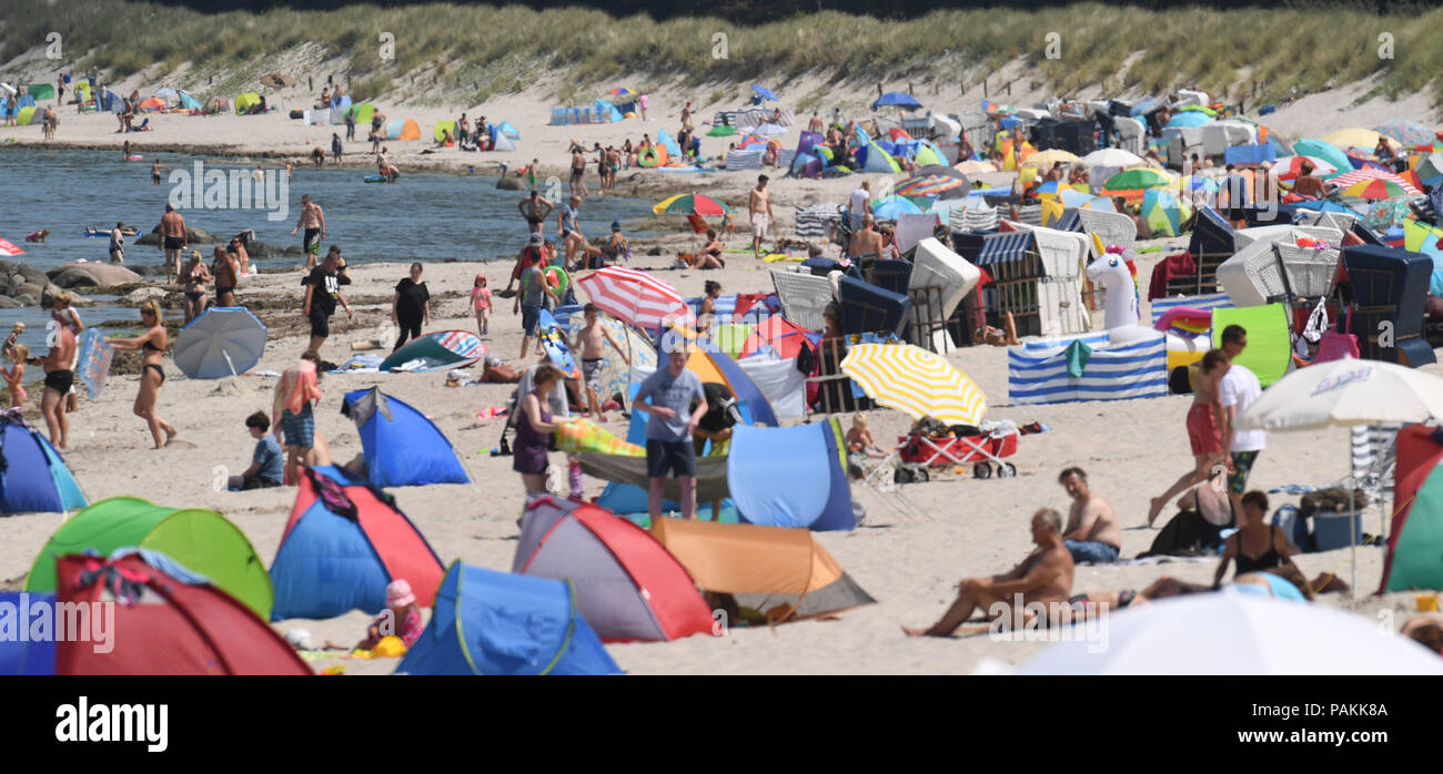 Lubmin, Germany. 24th July, 2018. Numerous bathers take advantage of ...