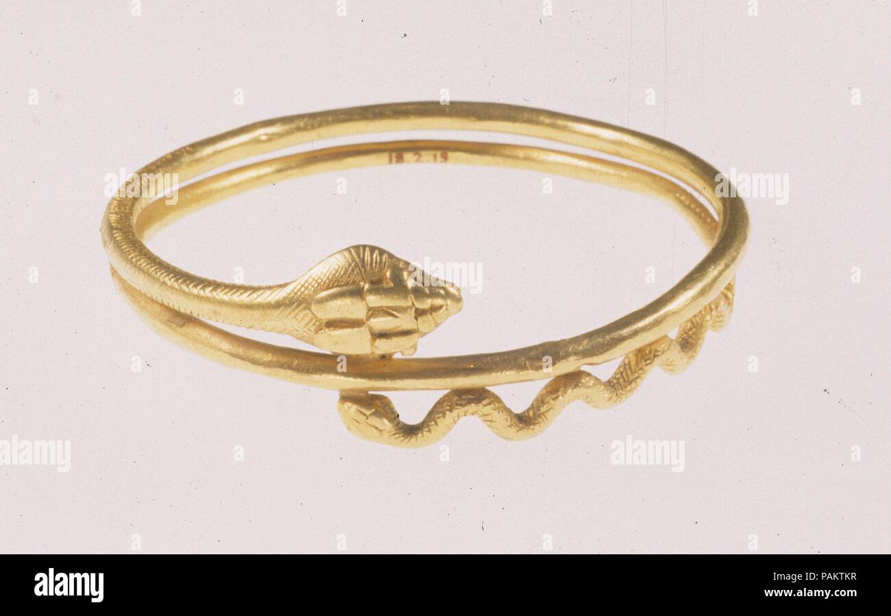 Gold snake bracelets egypt hi-res stock photography and images - Alamy